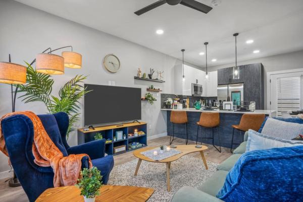 Elegant 2bd Townhome 7th St Walkable - Fairmount-Southside Historic District - Fort Worth