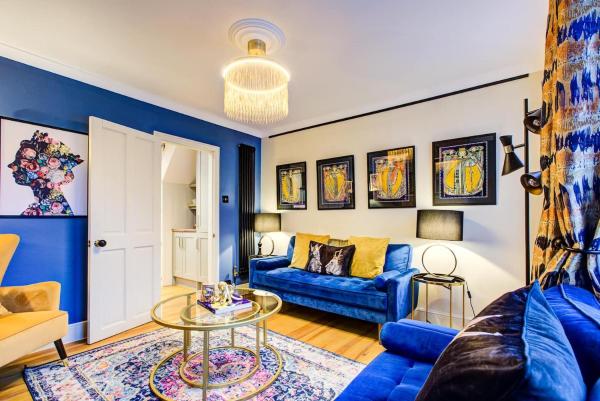 Queens Cottage, Wivenhoe Stylish, Plush, Cosy, Convenient & Quirky, 2x Double Bed Period Cottage Plus Patio - 9 Min Walk Train, 4 Min Walk High Street Pubs, Restaurants, Shops - Mersea Island