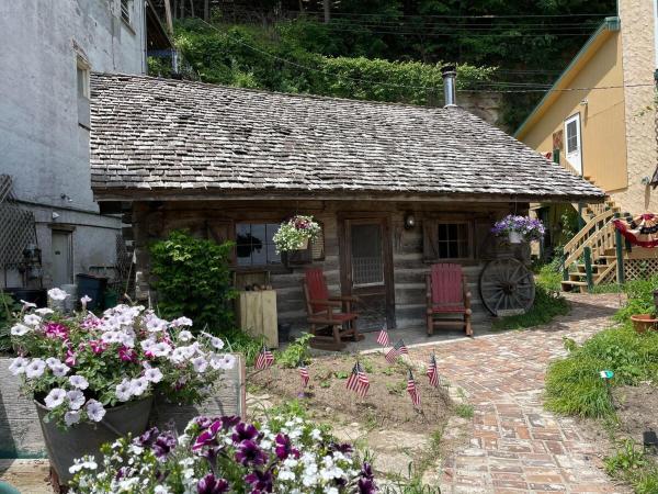 Historic Sadie's Log Cabin - Prairie du Chien, WI