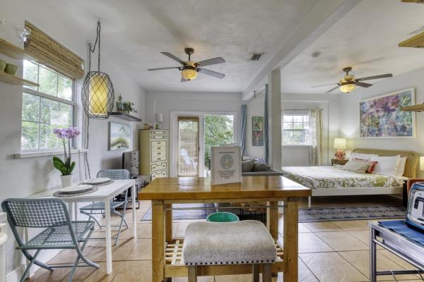 1 Bedroom Spanish Bungalow Guest House - Ormond Beach, FL