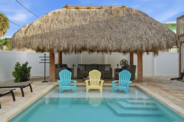Coastal Paradise L Pool Tiki Hut L Close To Beach - Fort Myers Beach, FL