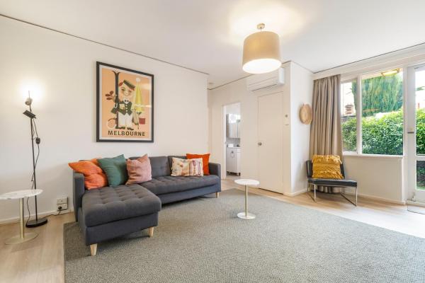 Urban Retro - Experience Vibrant Courtyard Charm - St Kilda