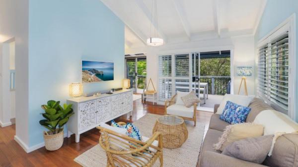 Stone's Throw From The Beach - North Shore