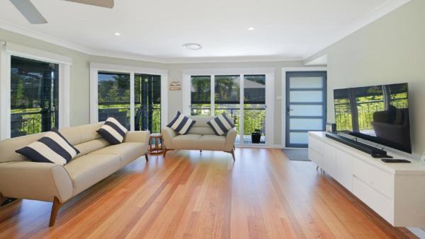 Sunny Time - Light, Bright, Airy & Close To Beach - North Shore