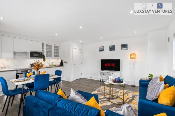 Stylish 2 Bed 2 Bath Hove Apartment - Walk To Station & Beach - Optional Parking - Sleeps 8 - Brighton Marina