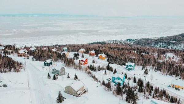 Condo 63: Bright Upper Floor With Terrace & Bbq - Baie-Saint-Paul