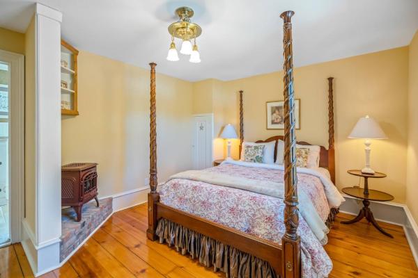 Guest Room 1843 Hot Tub Heart Of Old Town Notl For 2 Guests - Niagara-on-the-Lake