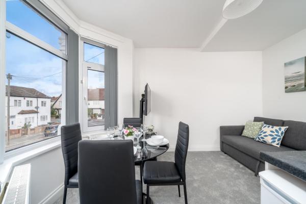 Comfortable 2-bed Home With Spacious Layout, Walk Tube And Local Shops - Barnet