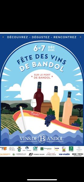 A Pied Du Port De Bandol Et De Sa Plage - Bandol