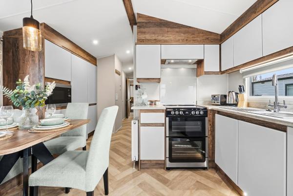 Cormorant View - Luxury Lodge With Hot Tub Hayling Island - Sleeps 6 - West Sussex