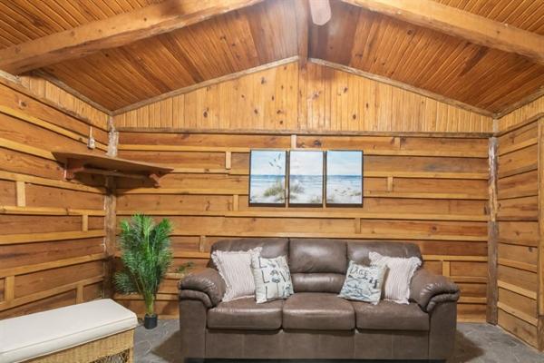 Wooden Suite #2 - Lake Texoma