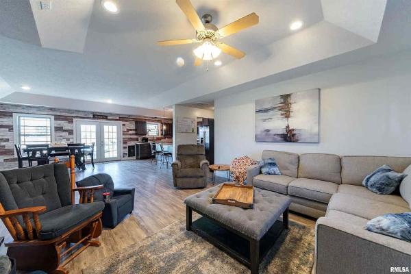 Spacious Home With Pool Book Your Stay! - Marion, IL