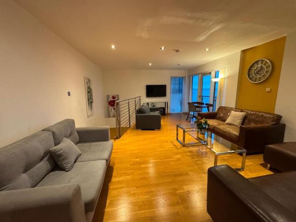 Weston's Penthouse Sleep 10, 6 Beds Free Parking - Edinburgh Waverley station