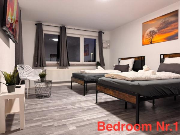 Stn Royale Suite - Ferienwohnung With 4 Bedrooms, 8 Big Beds, Parkplatz & Balkon, Highspeed Wlan, Netflix Premium, Zentral Zu Audi & Schwarz Gruppe - Bad Wimpfen