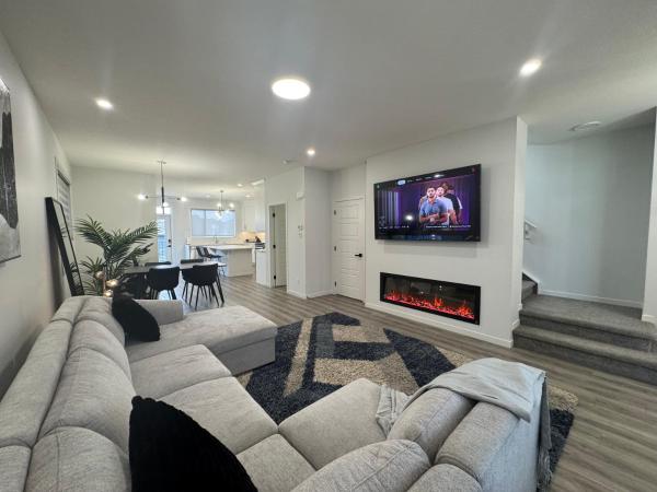 Family Friendly Rockies Retreat At Glacier Ridge Nw Calgary - Calgary