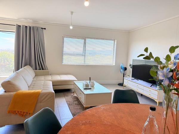 3 Bedroom Luxury Apartment Near Canal Walk Mall - Parklands