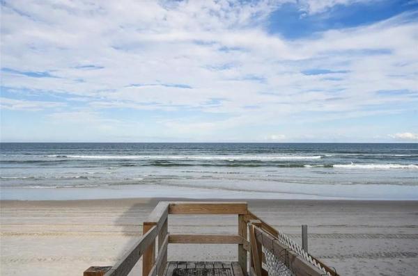 Oceanfront 1-bedroom Condo Private Beach Access Beach Retreat - New Smyrna Beach, FL