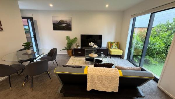 Stylish Cashel Townhouse Stay - Christchurch