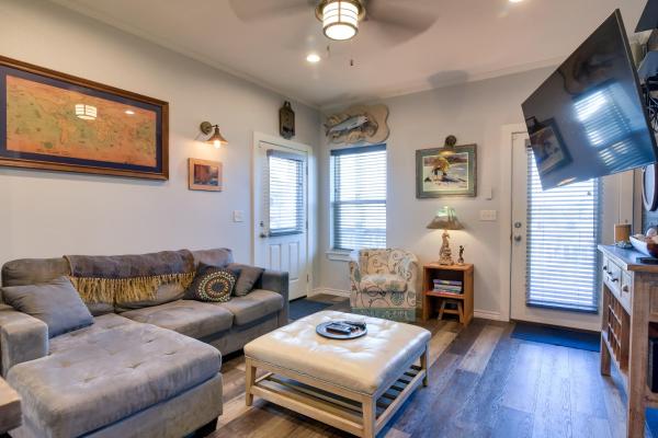 Group-friendly Galveston Retreat With Hot Tub! - Galveston, TX