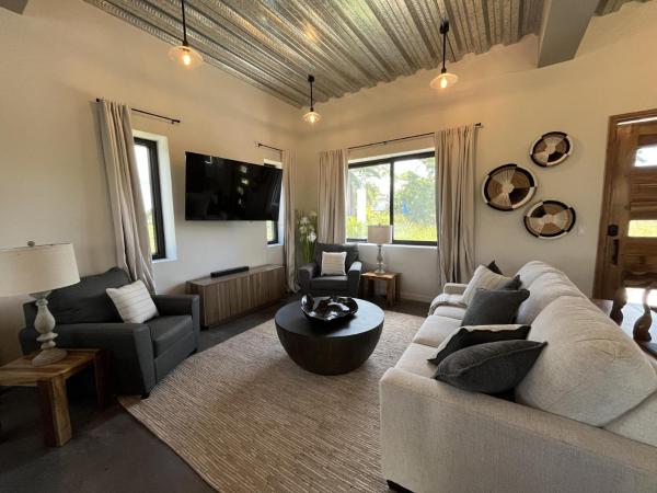 Emerald Blue Villa - Modern 2br Villa With Rooftop Lounge Pool - Belize