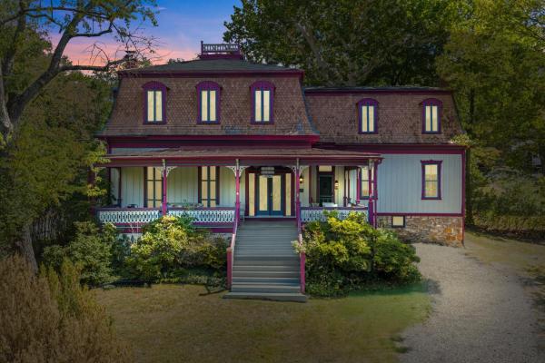 The Manor - Historic Mansion, Wifi, Covered Porch, Screen Porch, King Bed, Walk To Spas, Shops & Restaurants - West Virginia