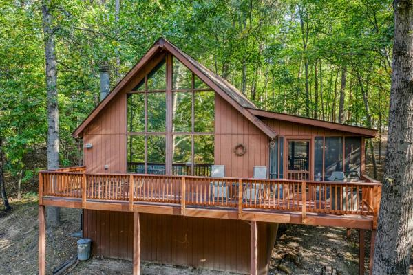 Fox Hollow - Hot Tub, Wifi, Pet Friendly, Screen Porch, Deck, Recreation Center, Pool Access, Golf Nearby, Hiking, Grill, Fireplace, King Bed - West Virginia