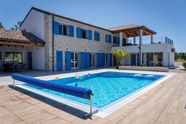 Villa Blue Moon For 9 Persons Near Porec With 42 M2 Heated Pool, Wellness, Kids Playground & Sea View - Motovun