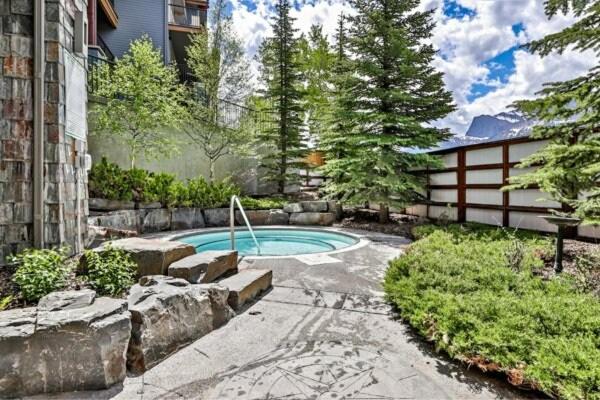 Stunning Condo - Hot Tubs & Steam Room - Pets Ok - Canmore
