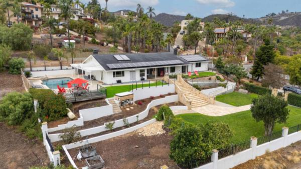 Luxury Oasis Valley Views Gameroom Villa - Vista, CA