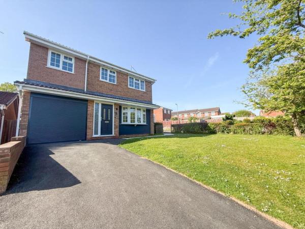 Luxury House, Great Location In Redditch - Contractors - Families - Groups - Relocators - Sleeps 9 - Bromsgrove
