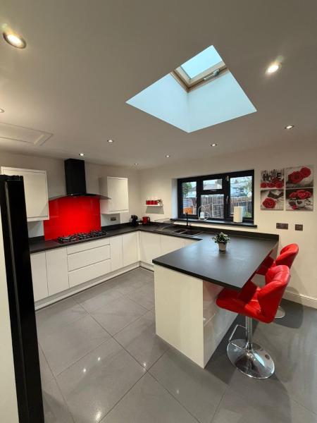 Modern 5 Bedroom Home In Solihull - Entire House - Garden - Contractors - Relocators - Family - Nec - Bhx -Sleeps 9 - Birmingham