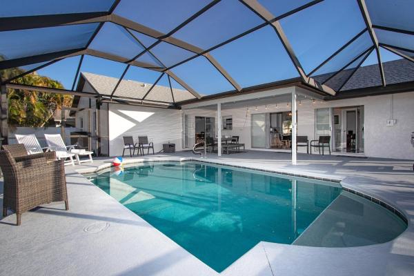 The Annabelle-- Bright 4 Bedroom Home, Heated Pool - Fort Myers, FL