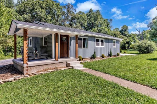 Charming Cottage With Spacious Backyard And Covered Porches Near Downtown Black Mountain, Nc - Black Mountain, NC