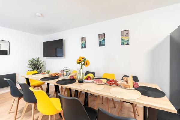 5 Bedroom House With 12 Beds, Garden And Driveway, Sheffield - Sheffield