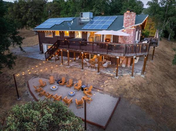 Yosemite Lookout Lodge W/ Hot Tub, Firepits, Game Room, And More - Oakhurst, CA