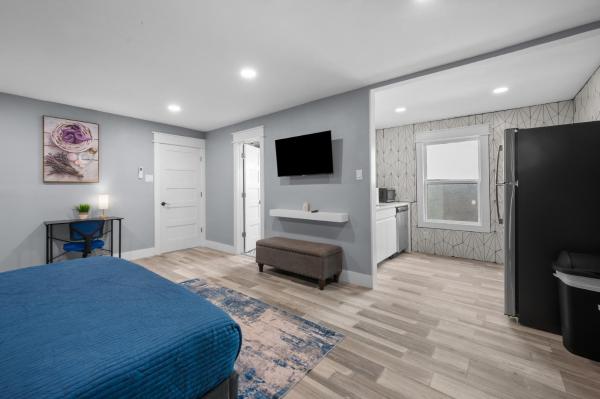 Modern Studio Retreat With Workspace In Houston - Houston, TX