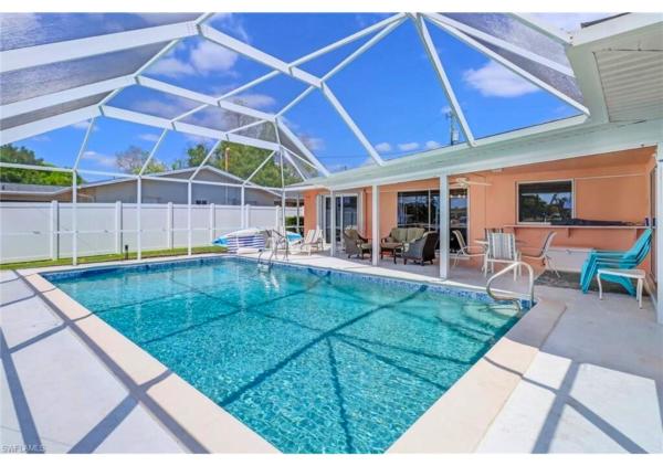 Family Friendly Home On Water With Kayaks And Pool - Cape Coral, FL