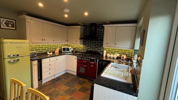 Two Bedroomed Cosy Cottage Close To Wakefield And Motorway Networks Ideal For Long Stays And Contractors - Leeds