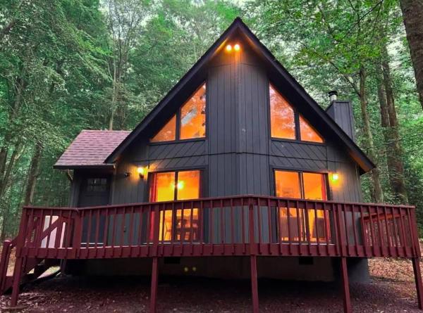 Hot Tub & Fire Pit: Cozy Pines Chalet In Poconos - Arrowhead Lake, PA