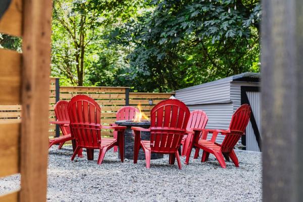 Family House W Creek, Fire Pit & Yoga Deck - Shoreline, WA