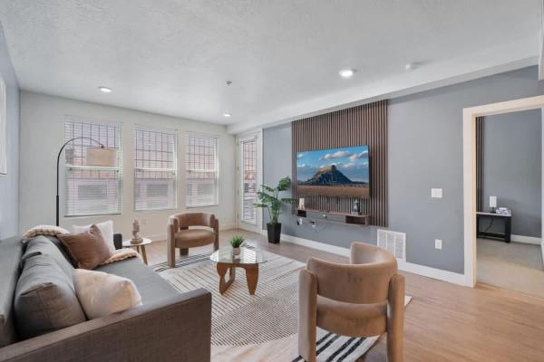 Bright 2br 2ba Stay In Slc W Balcony - Salt Lake City, UT