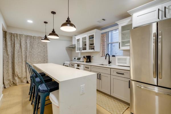 Walk To Metro And Dtwn Silver Spring! Sleek Apt - Silver Spring, MD