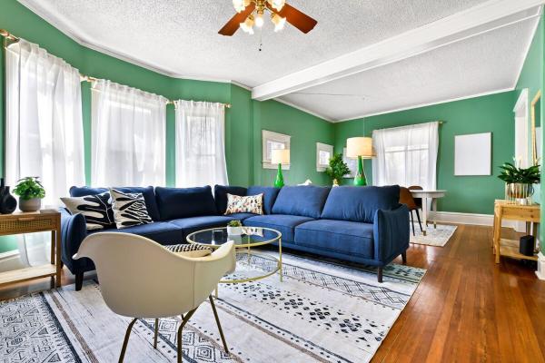 4br Family Retreat With Hot Tub & Mountain Views Spacious Living, Fully Equipped Kitchen, Private Yard, Near Downtown Colorado Springs Attractions - Colorado Springs, CO