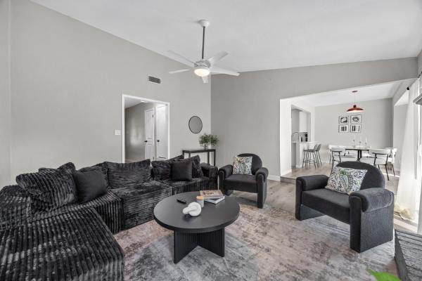 Modern 3br Austin Stay Sleeps 8 Free Parking - Austin, TX