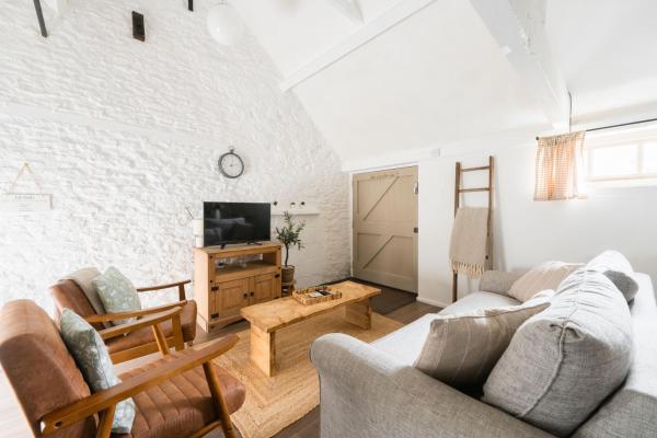 The Henloft Cotswolds Farm Stay With Pool - Wiltshire
