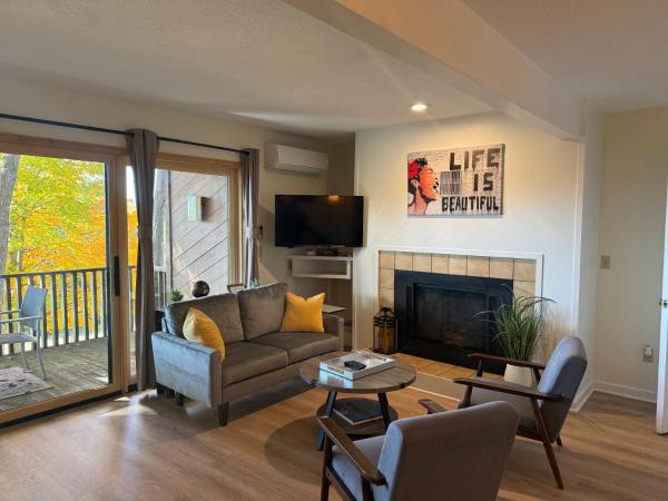 Cozy Condo Slopes, Brewery, Fireplace & View - Alden, MI