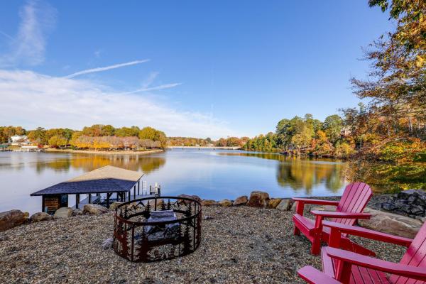 Families Welcome! 4,600-sq-ft Lake Hickory Retreat - Lake Hickory, NC