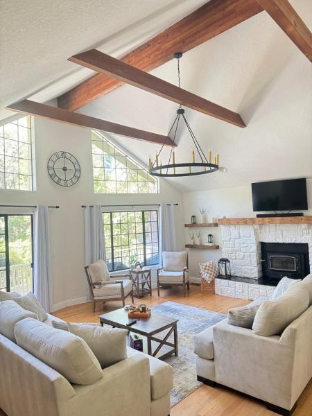Woodsy Chic Family-friendly Spacious Getaway - Crestline, CA
