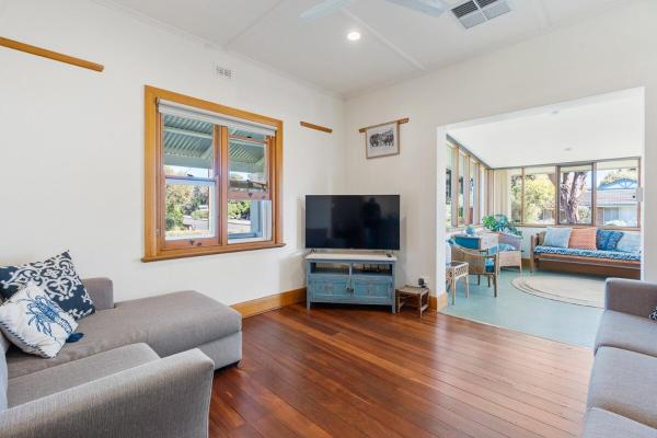 Bungalow On Hutton - Coastal Charm In Port Elliot - Port Elliot