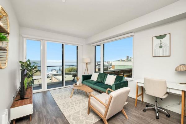 Waterfront Views Prime Downtown Apartment - Seattle, WA